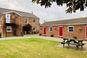 Visit Paull: The Expert Village Guide to Things to Do, Stay & Eat